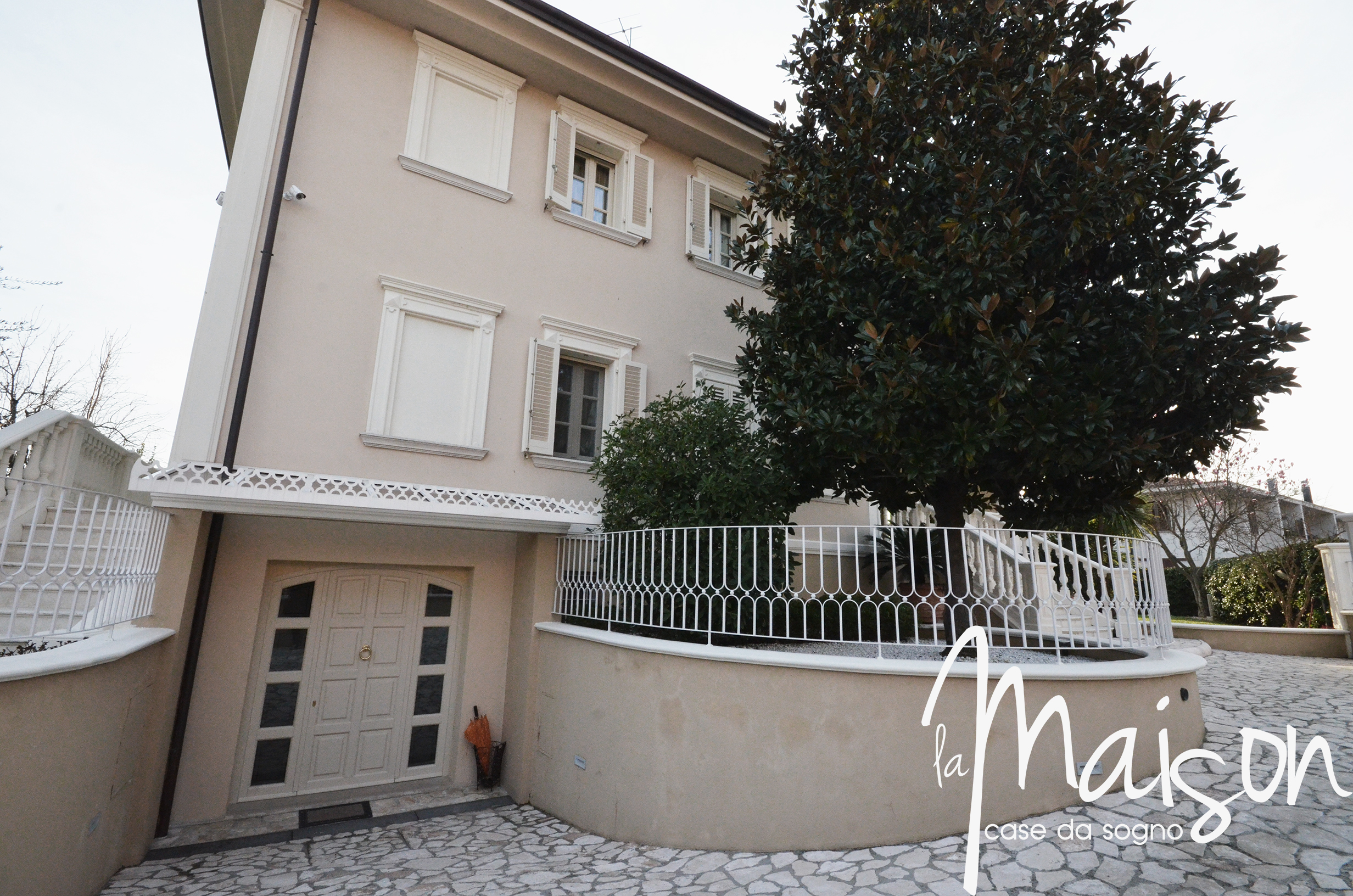 MONTALE PISTOIA MONTEMURLO PRATO VENDESI VILLA LIBERA SU QUATTRO LATI ...