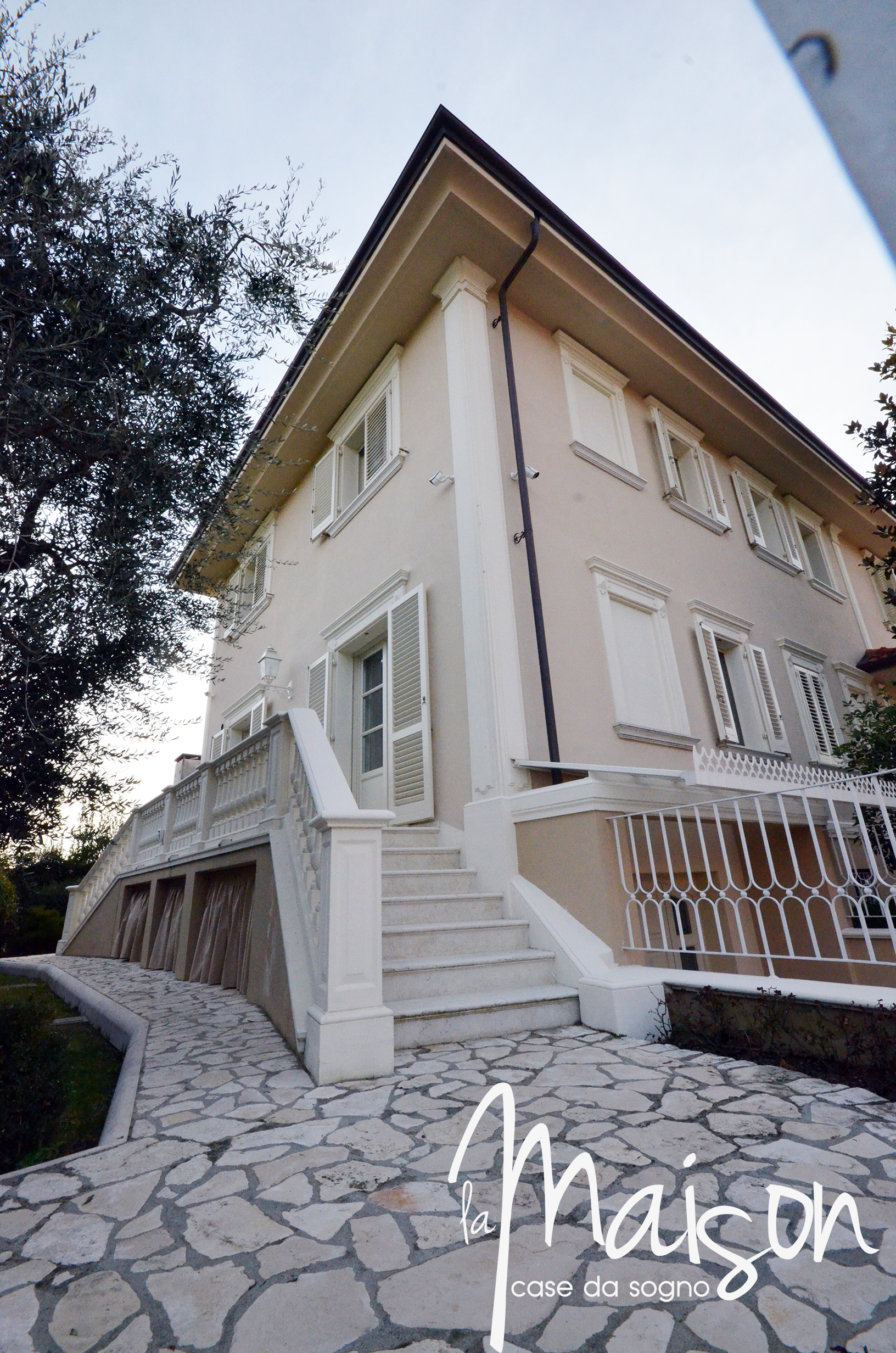 MONTALE PISTOIA MONTEMURLO PRATO VENDESI VILLA LIBERA SU QUATTRO LATI ...