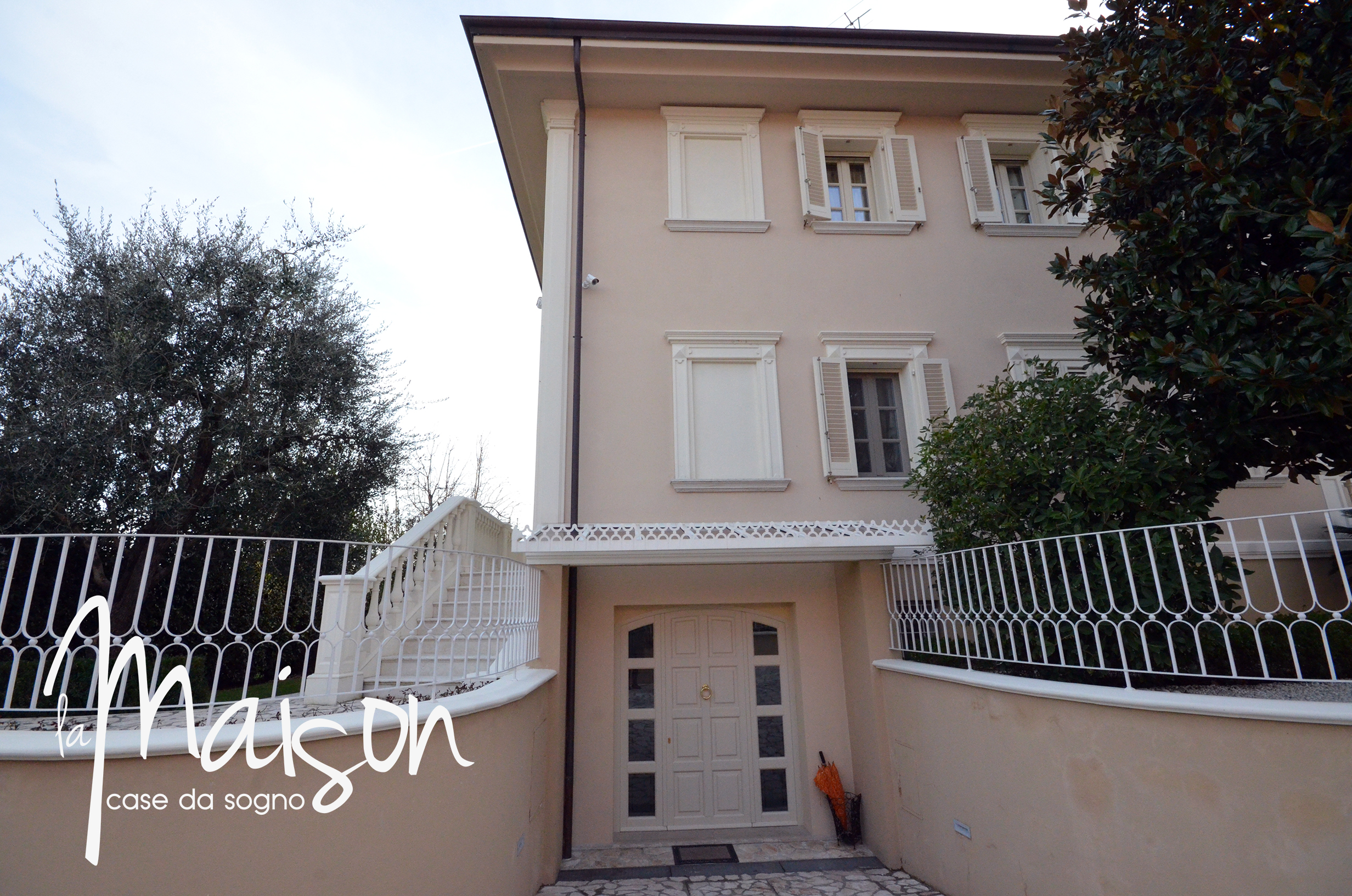 MONTALE PISTOIA MONTEMURLO PRATO VENDESI VILLA LIBERA SU QUATTRO LATI ...